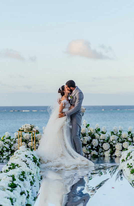Romantic Roatan Wedding - Brides & Weddings Magazine