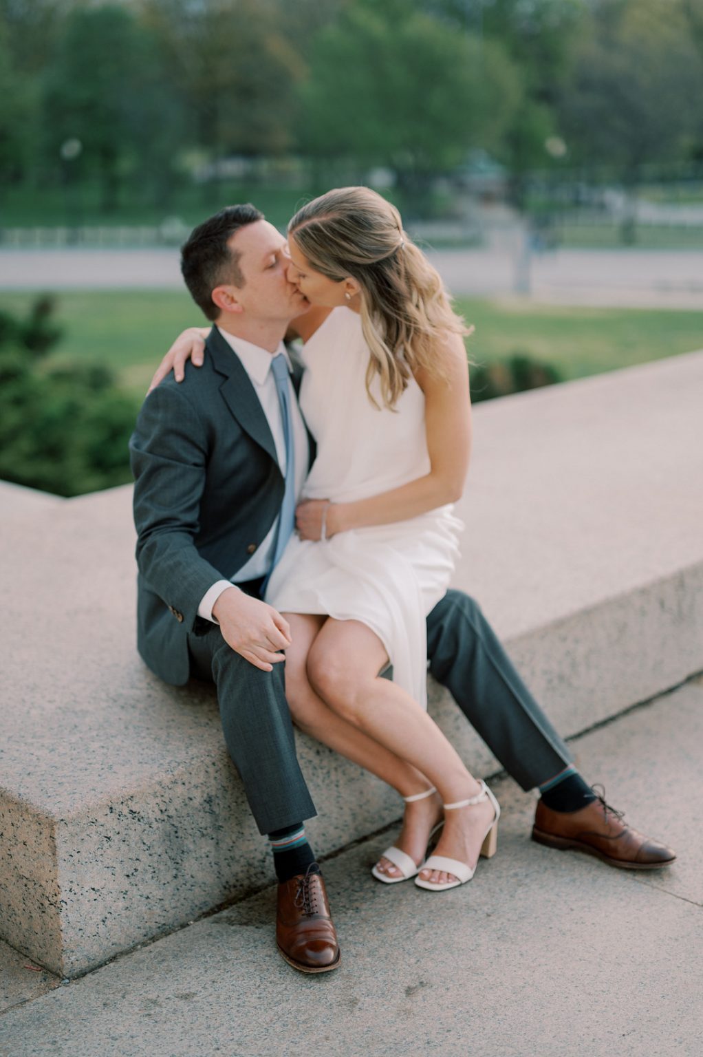 Eleanor and Olaf's Sunrise Lincoln Memorial Engagement - Brides ...