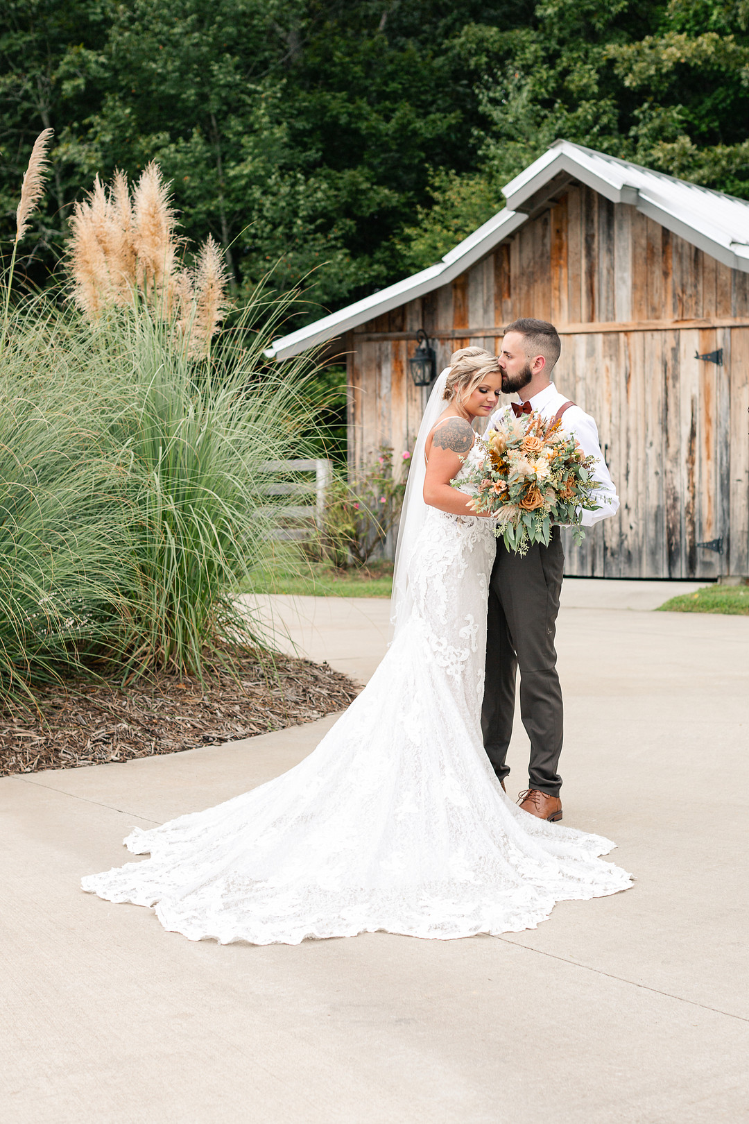 Alyssa and Isaac's Boho Wedding at Howe Farms Apple Barn - Brides ...