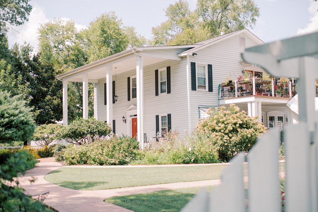 Emma and Carson's Classic and Elegant Blue and White Wedding In ...