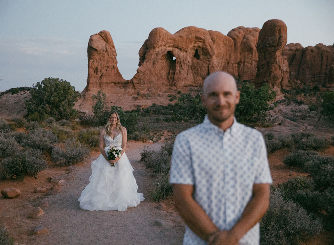 Amy and Jake’s Intimate Sunrise Elopement at Arches National Park ...
